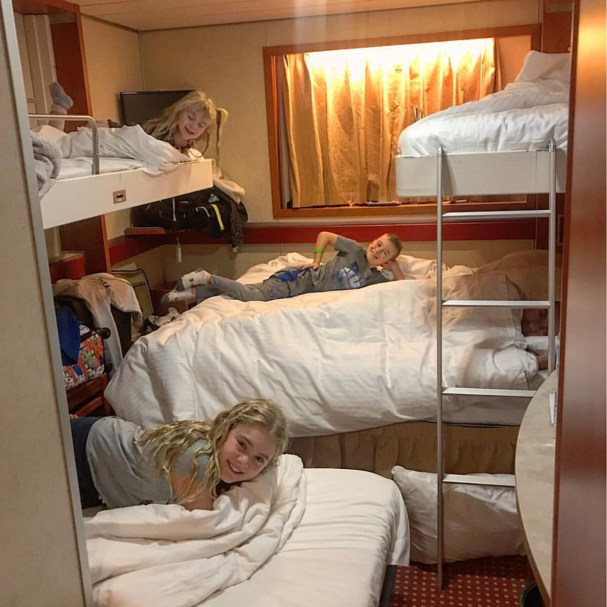 Front Or Back of Cruise Ship: Best Cabin Locations Explained ...